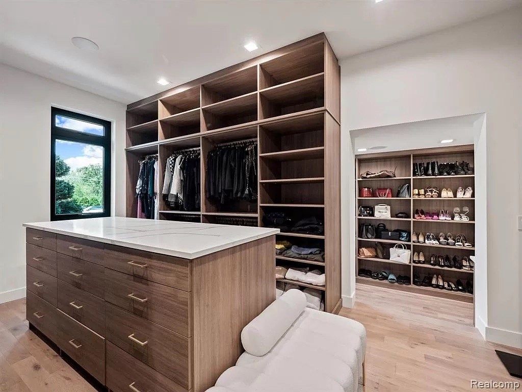 Modern Closet Designs Meet Functionality and Style with The Premium ...